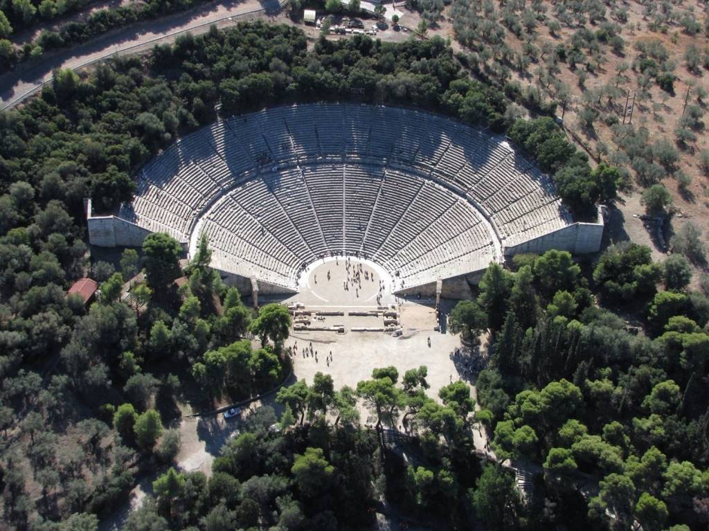 Η γεωμετρική ανάπτυξη των Αρχαίων Θεάτρων του Διονύσου και της ...